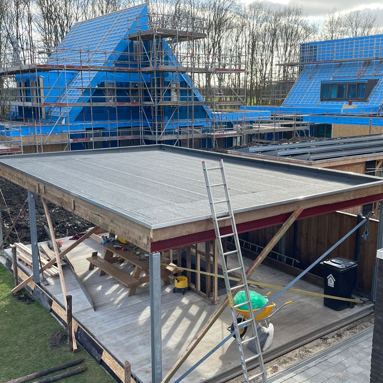 Daktrim op plat dak plaatsen? Vind de juiste dakdekker | Werkspot