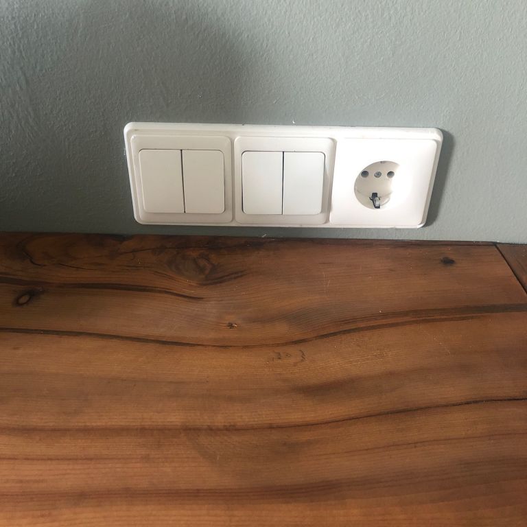 Stopcontact aanleggen vanuit lichtschakelaar? | Werkspot