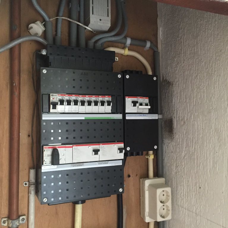 Groepenkast uitbreiden met extra kast? | Werkspot