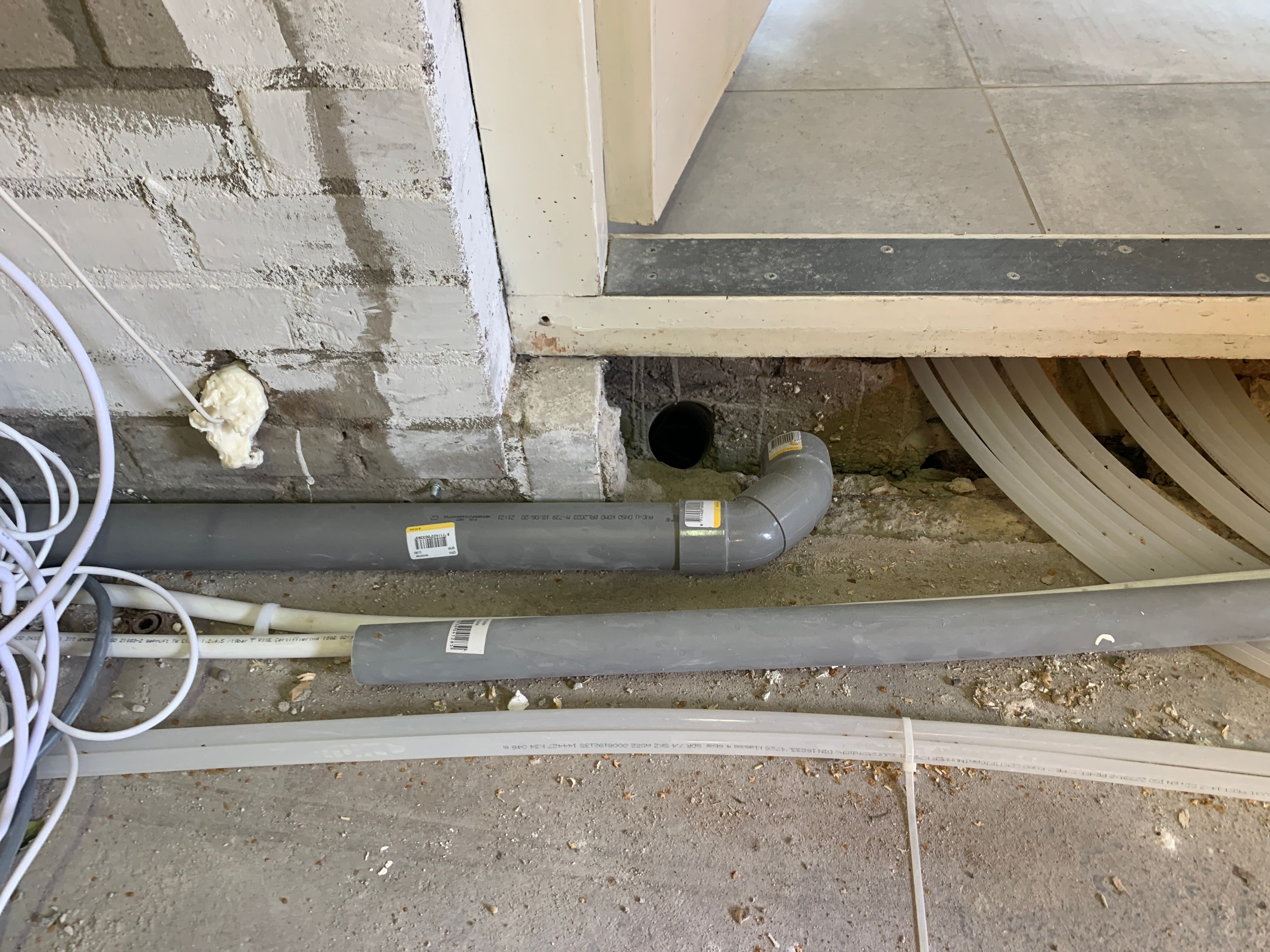 Waterleiding en riolering: Nieuwe leiding aanleggen; Leidingen of a ...