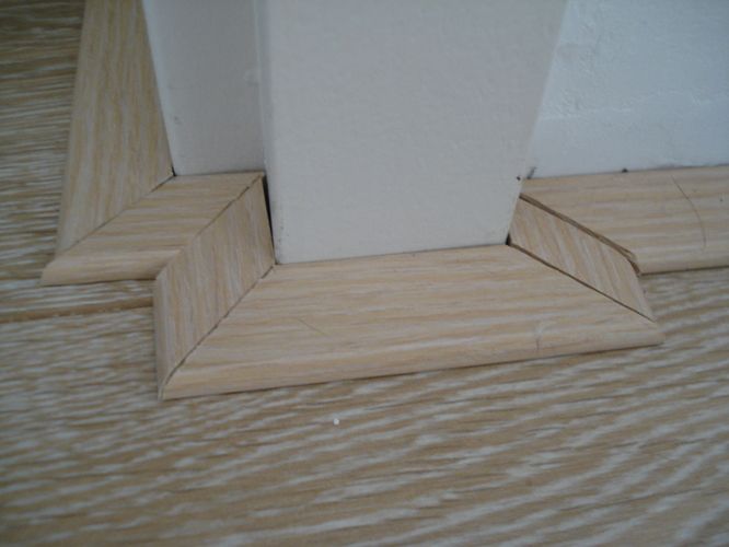 Plakplinten netjes aanbrengen om 8 deurkozijnen met vele hoekjes en ...