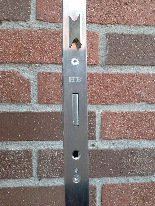 Monteren 3 puntssluiting voordeur + wegwerken gaten oude sloten - Werkspot