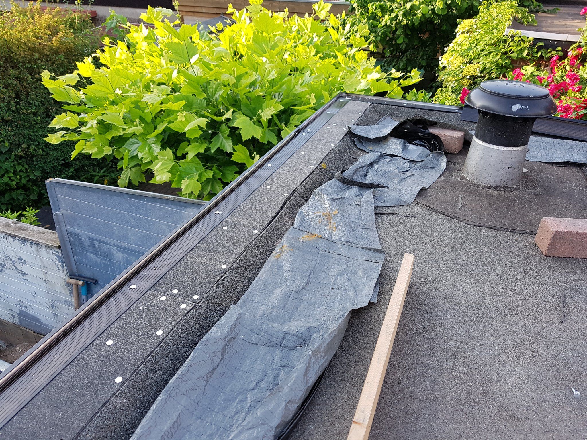 Nieuwe daktrim afwerken met bitumen - Werkspot