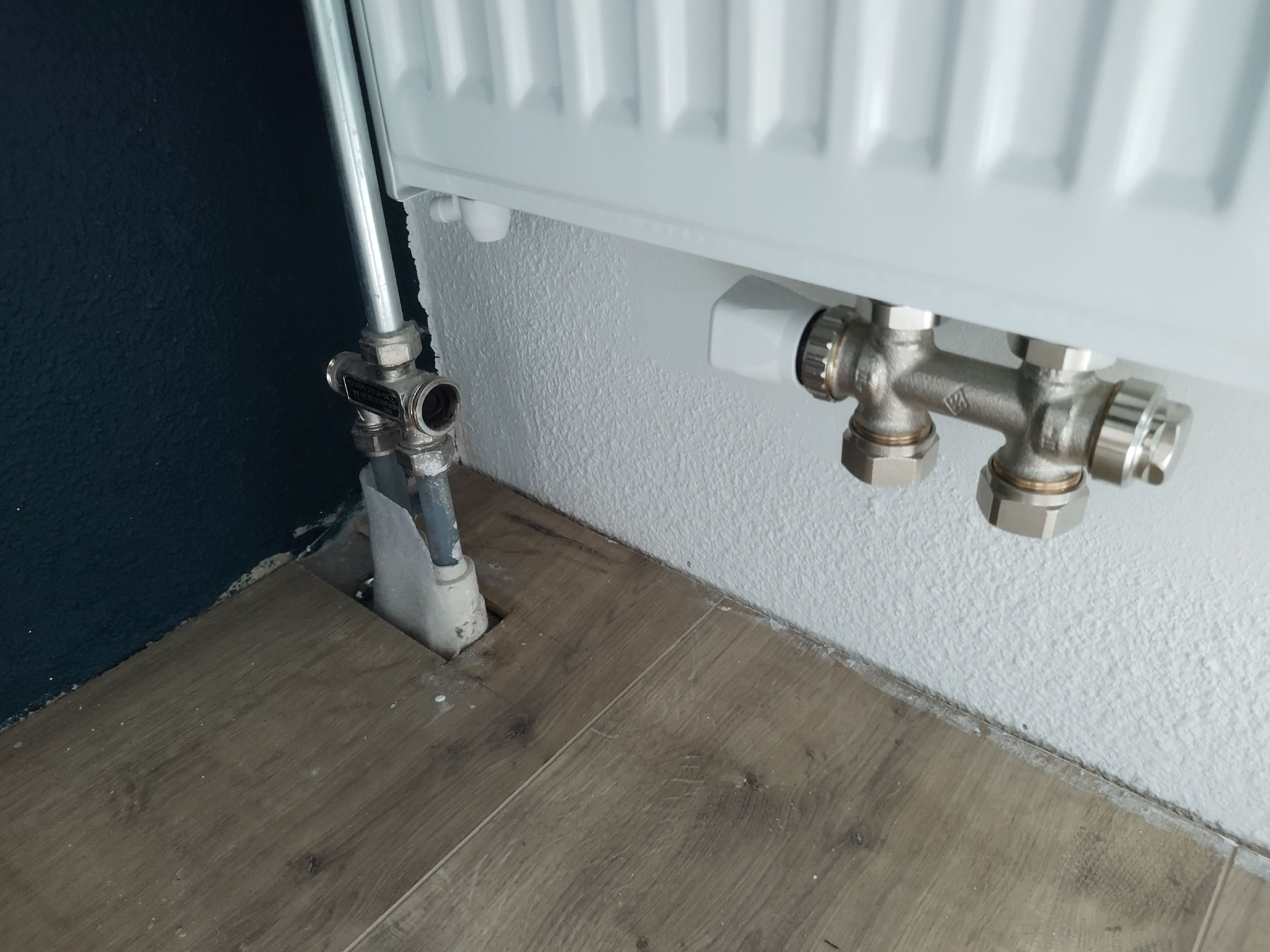 Radiatioren plaatsen of vervangen: 1 radiator; radiator aansluiten ...