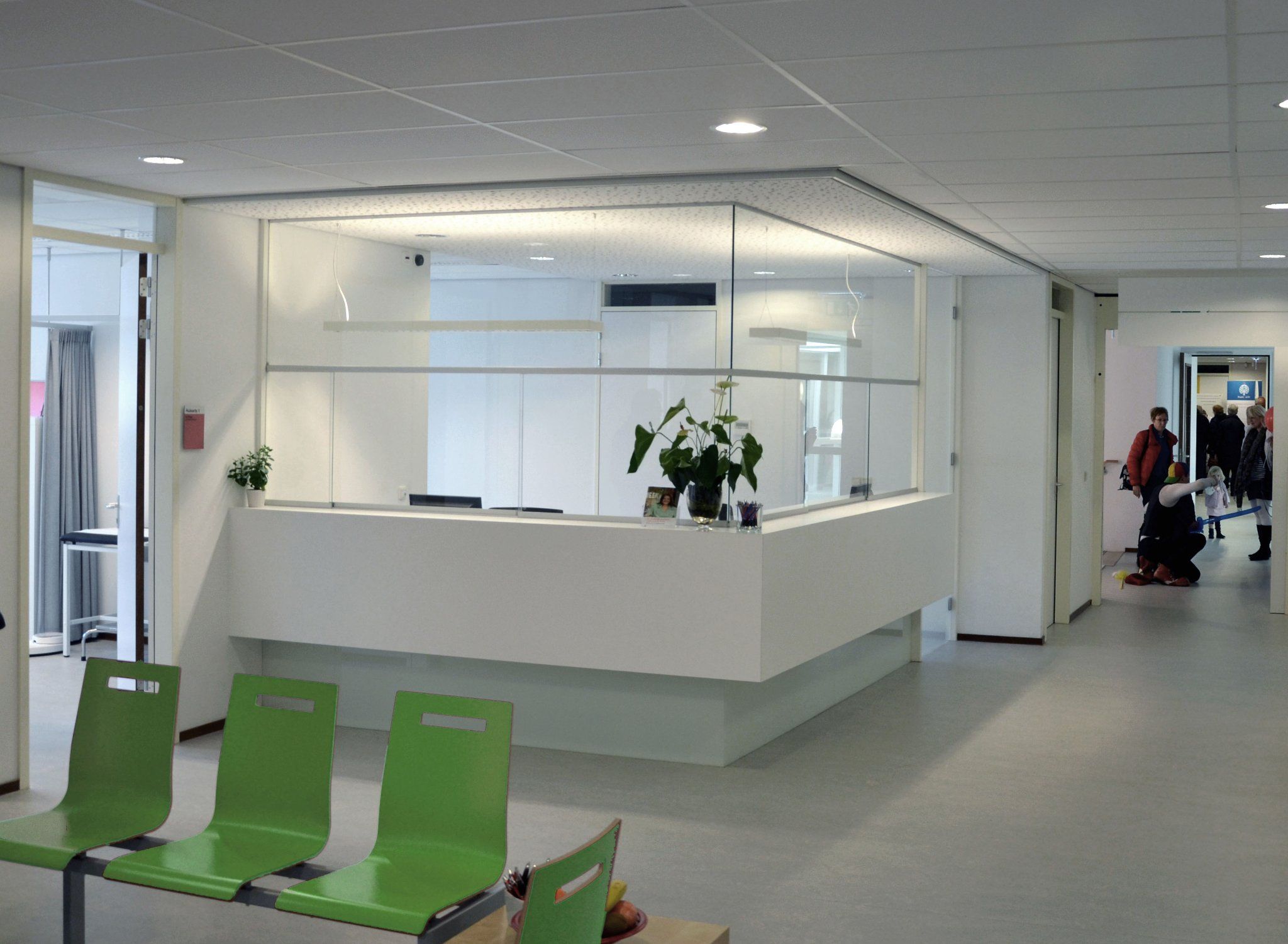 Receptiebalie met schuiframen met passende inrichting bouwen - Werkspot