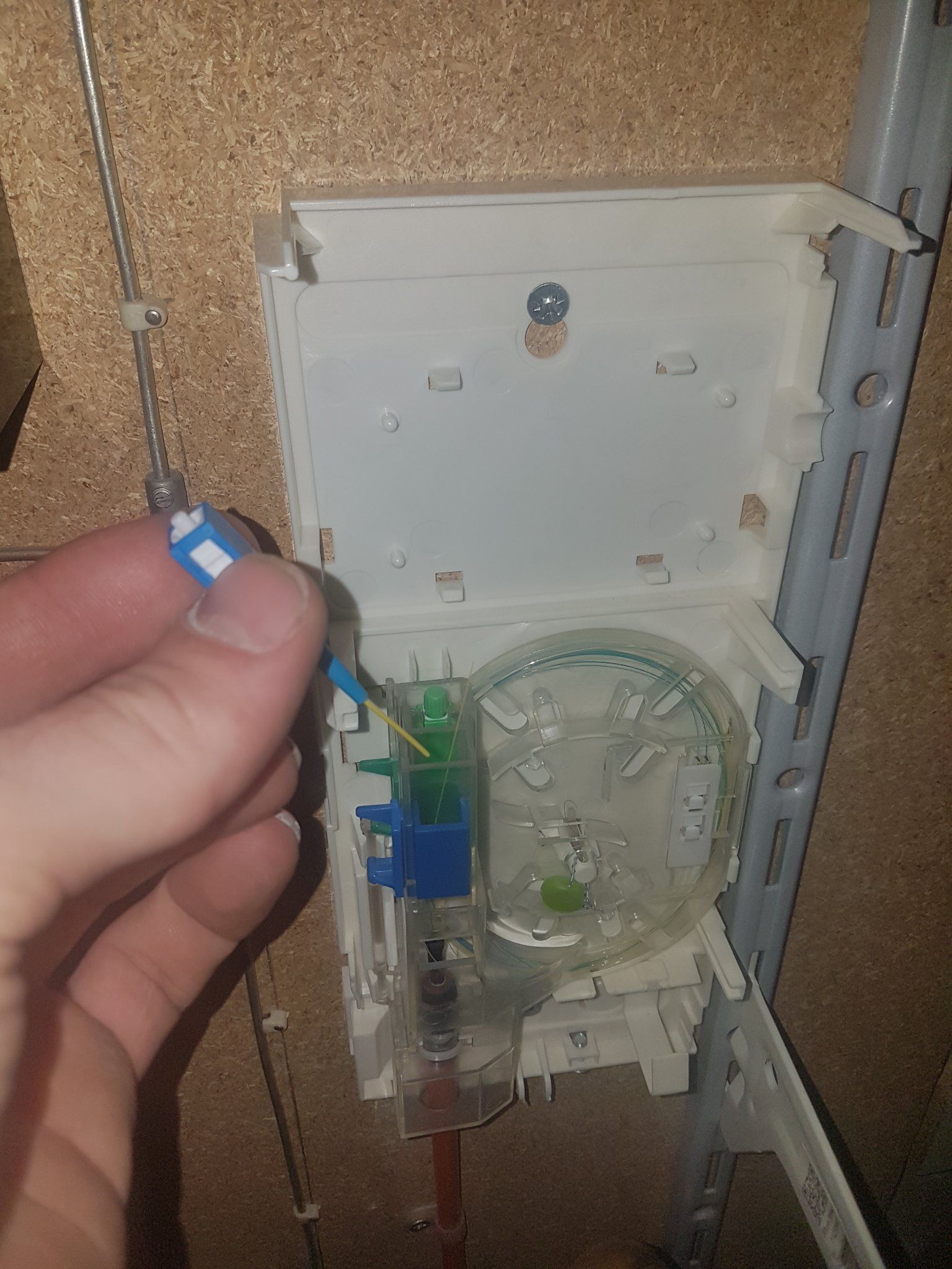 Glasvezel kabel aansluiten/lassen op pigtail meterkast - Werkspot