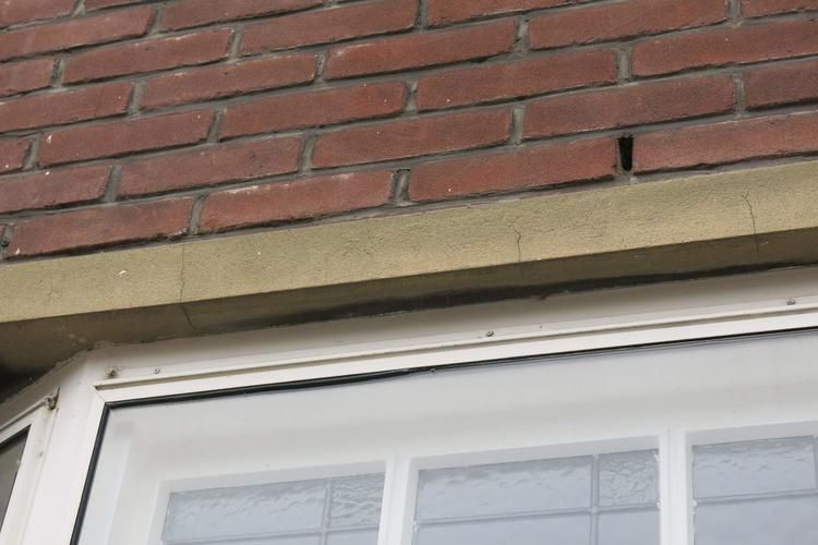 Betonlatei boven kozijn met lood afwerken - Werkspot