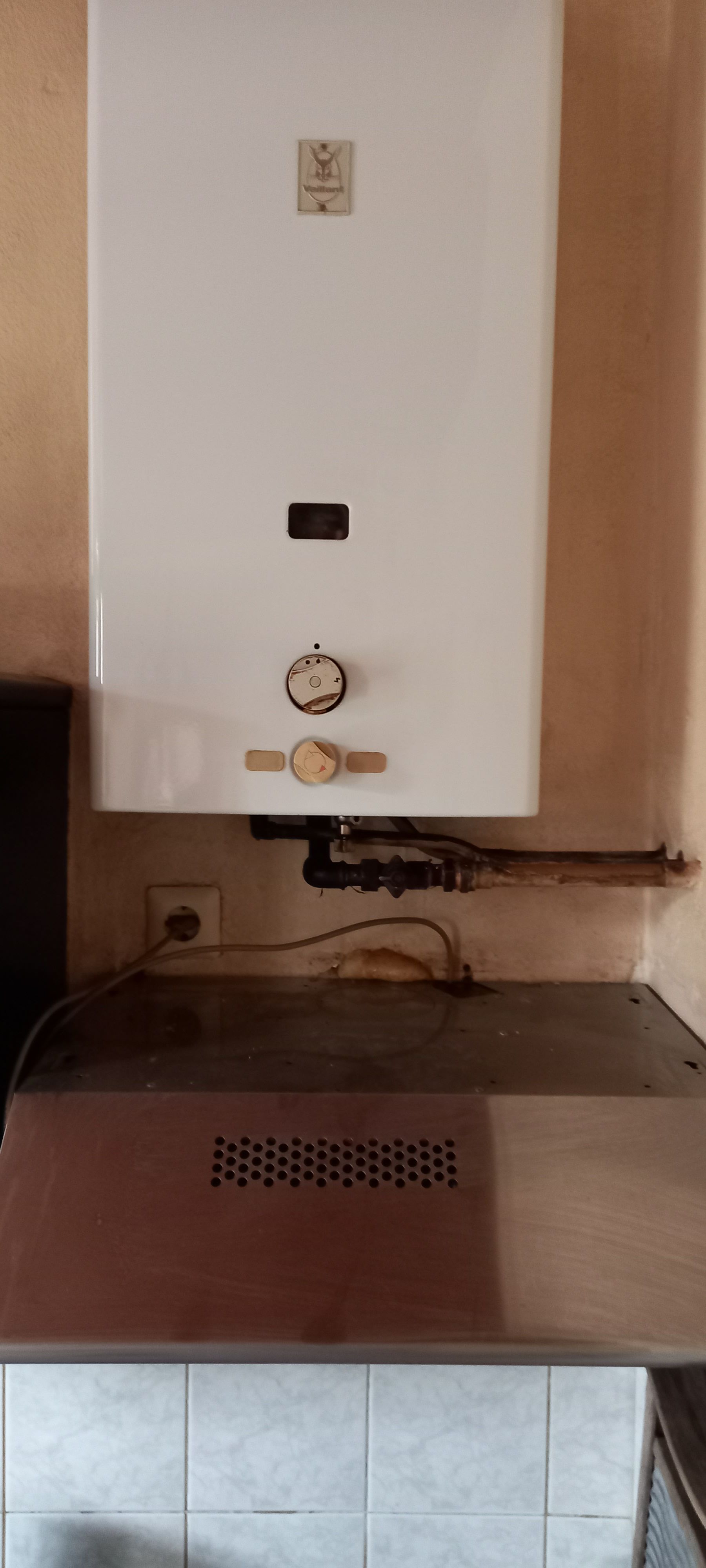 Huisrenovatie: Oud huis met een vaillant geiser. Deze moet gecontro ...