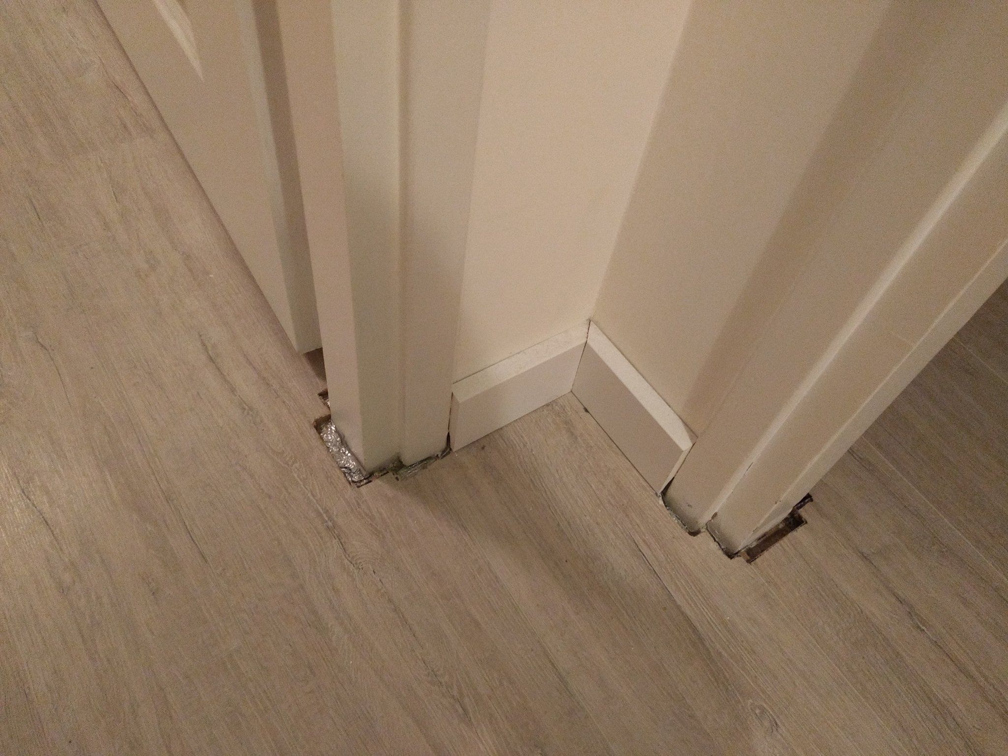 Plinten plaatsen deurkozijnen - Werkspot