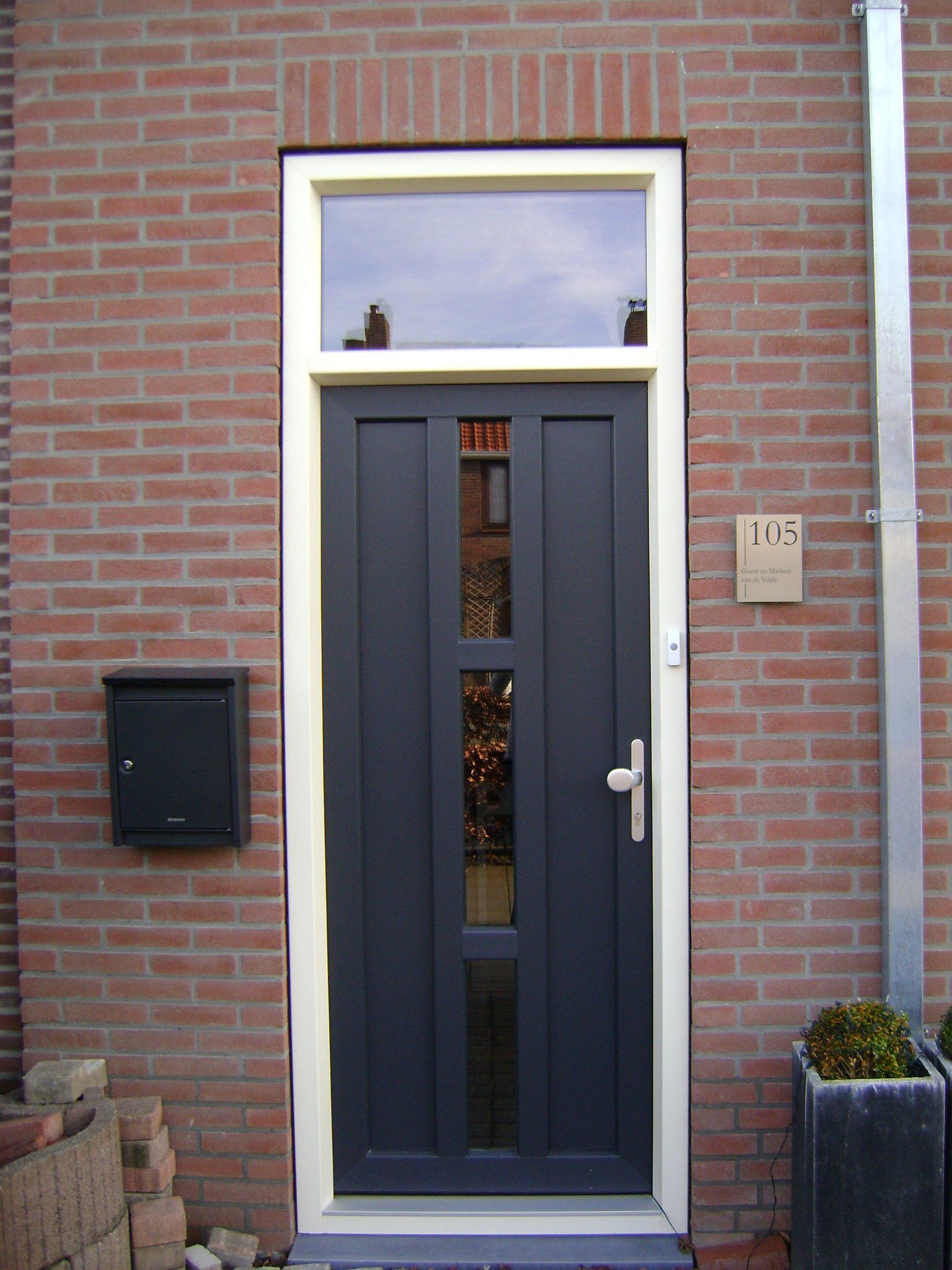 Kunststof voordeur + kozijn met bovenlicht plaatsen - Werkspot