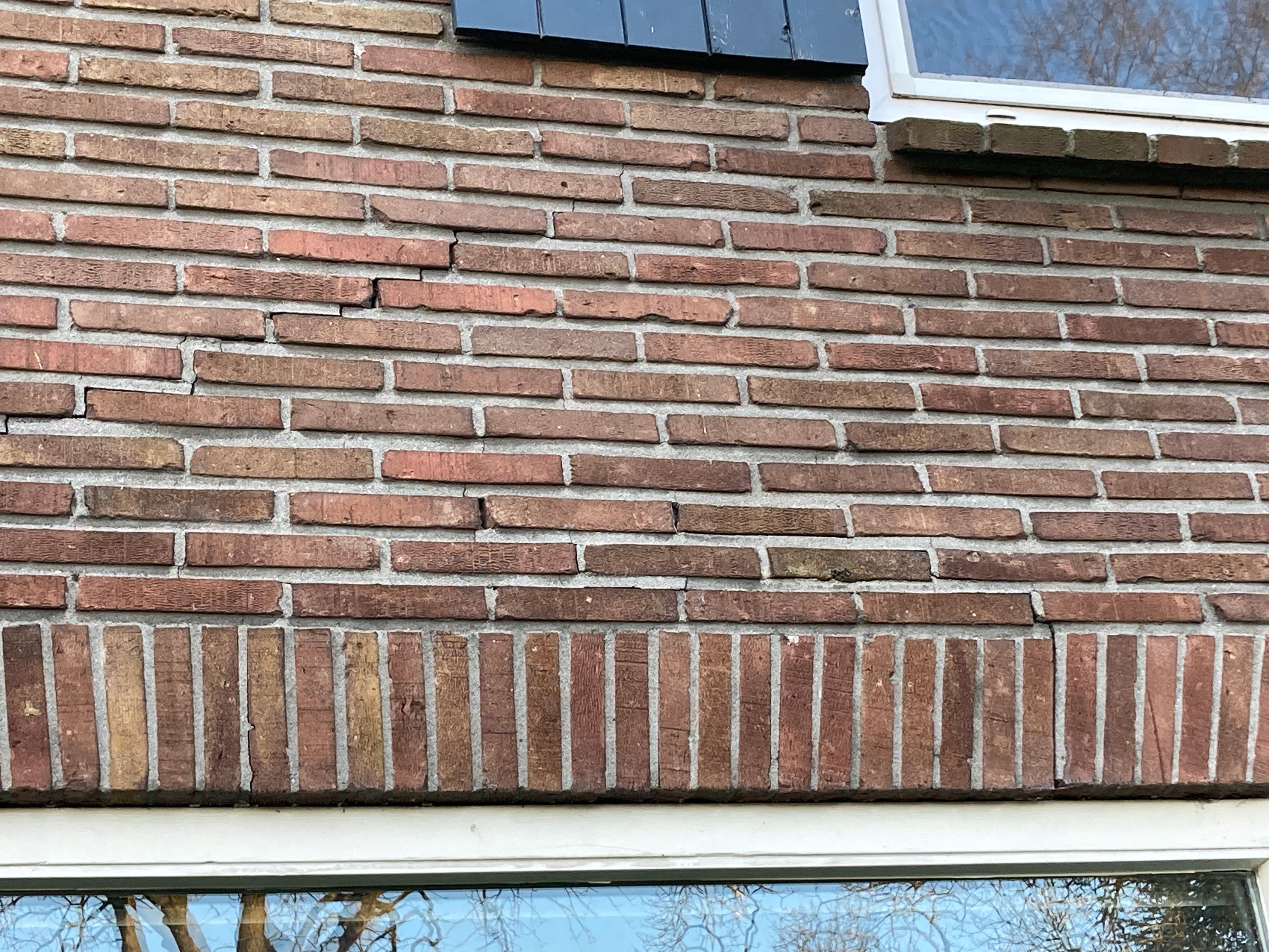 Latei plaatsen + scheur herstellen gevel - Werkspot