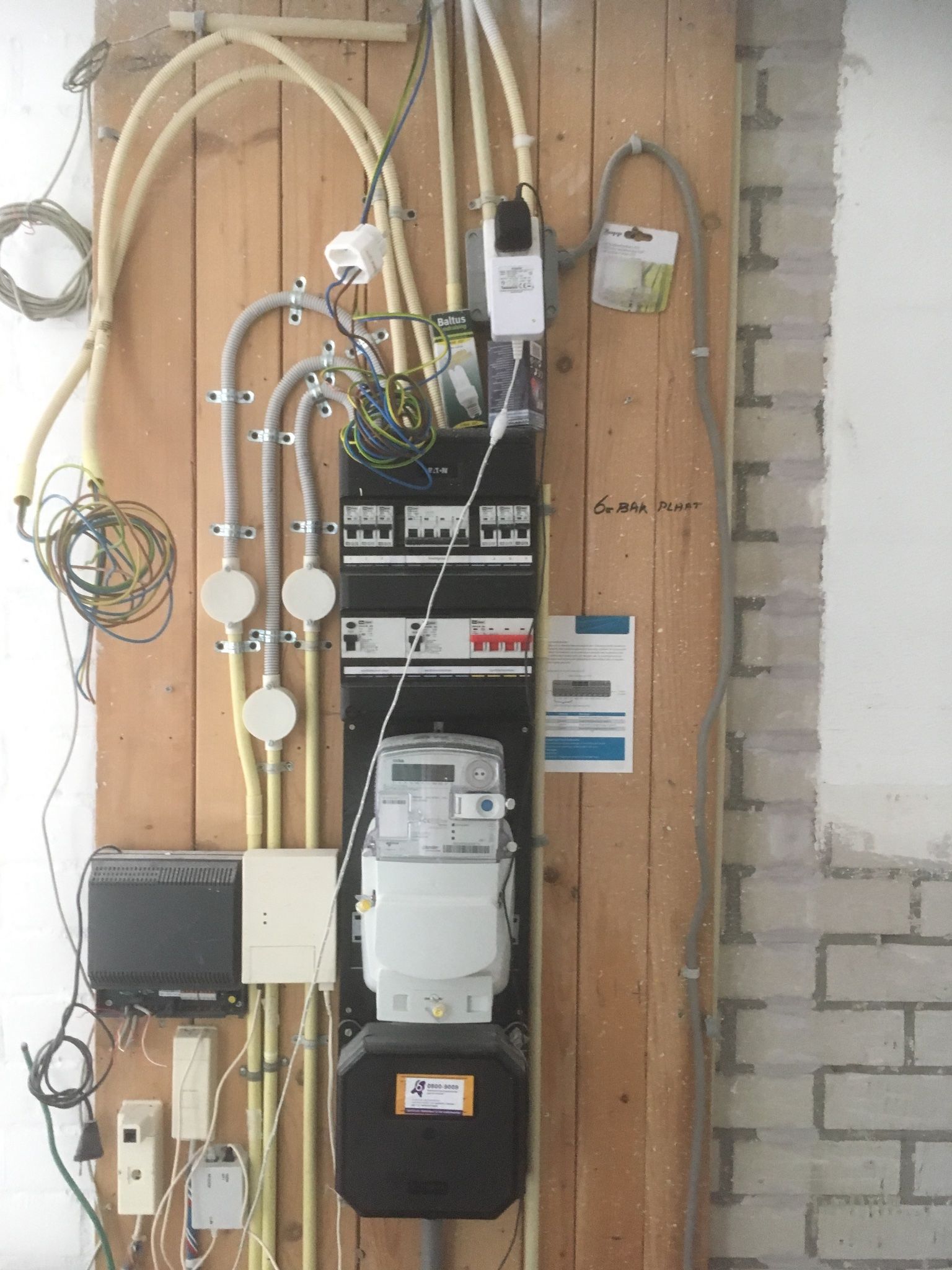 Draden in meterkast aanpassen en aansluiten en een elektra groep erbij ...