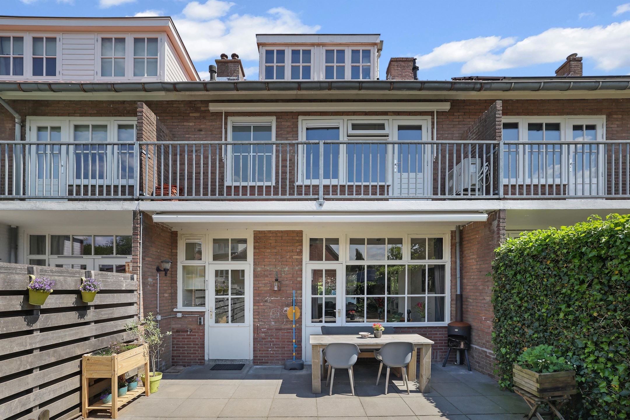 Aanbouw plaatsen: 6 m²; Nee; Uitbouw onder balkon eerste verdieping ...
