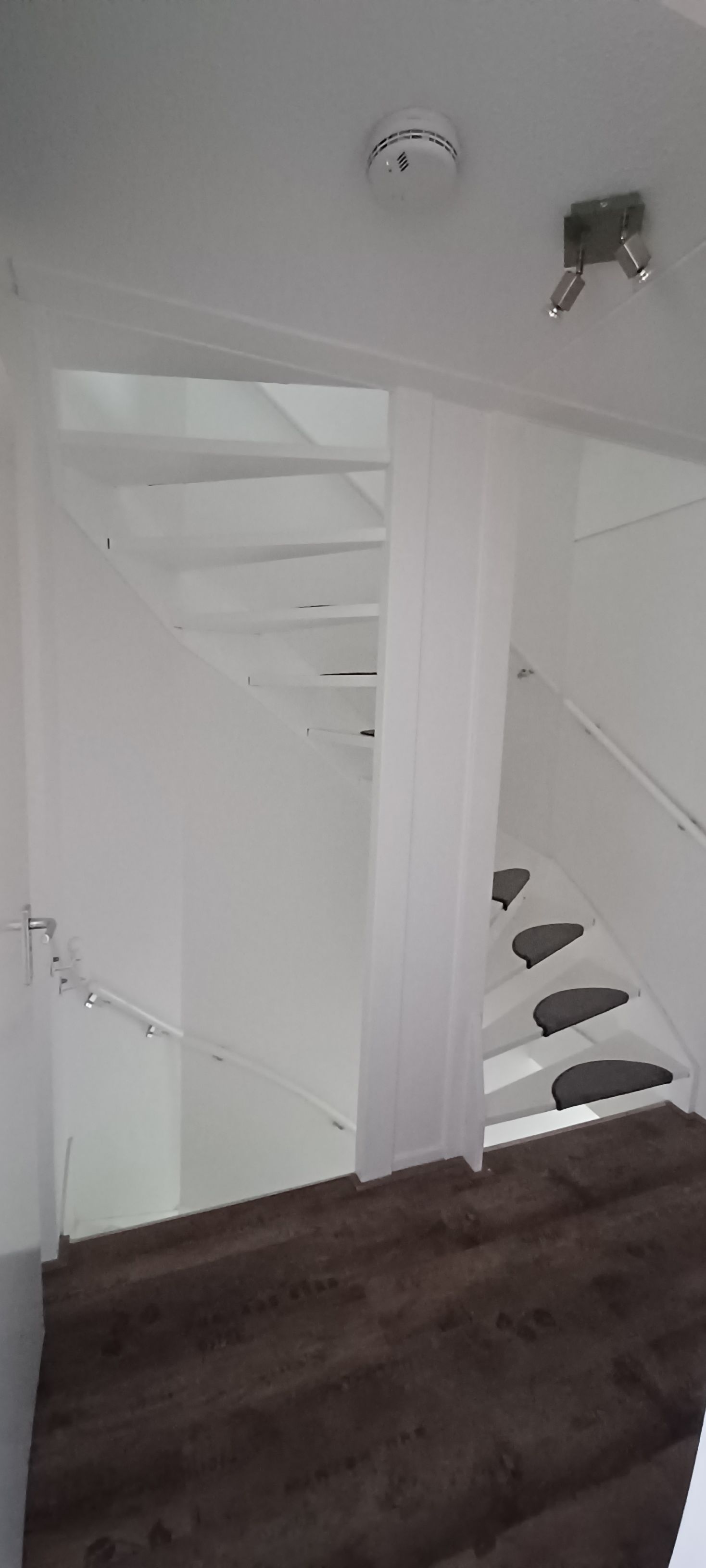 Trappen: Bestaande trap renoveren; Twee open trappen dicht maken - Werkspot