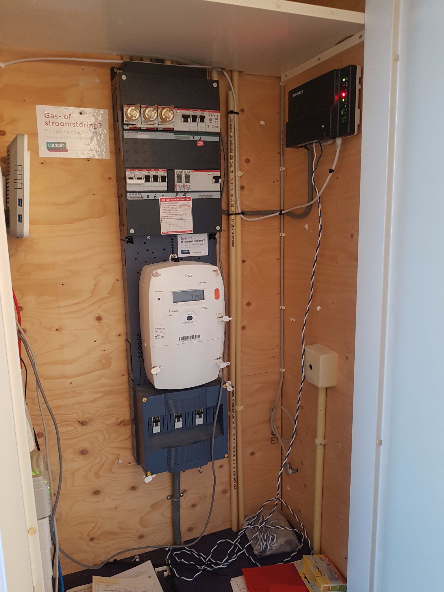 Meterkast uitbreiden en nalopen elektra buiten - Werkspot