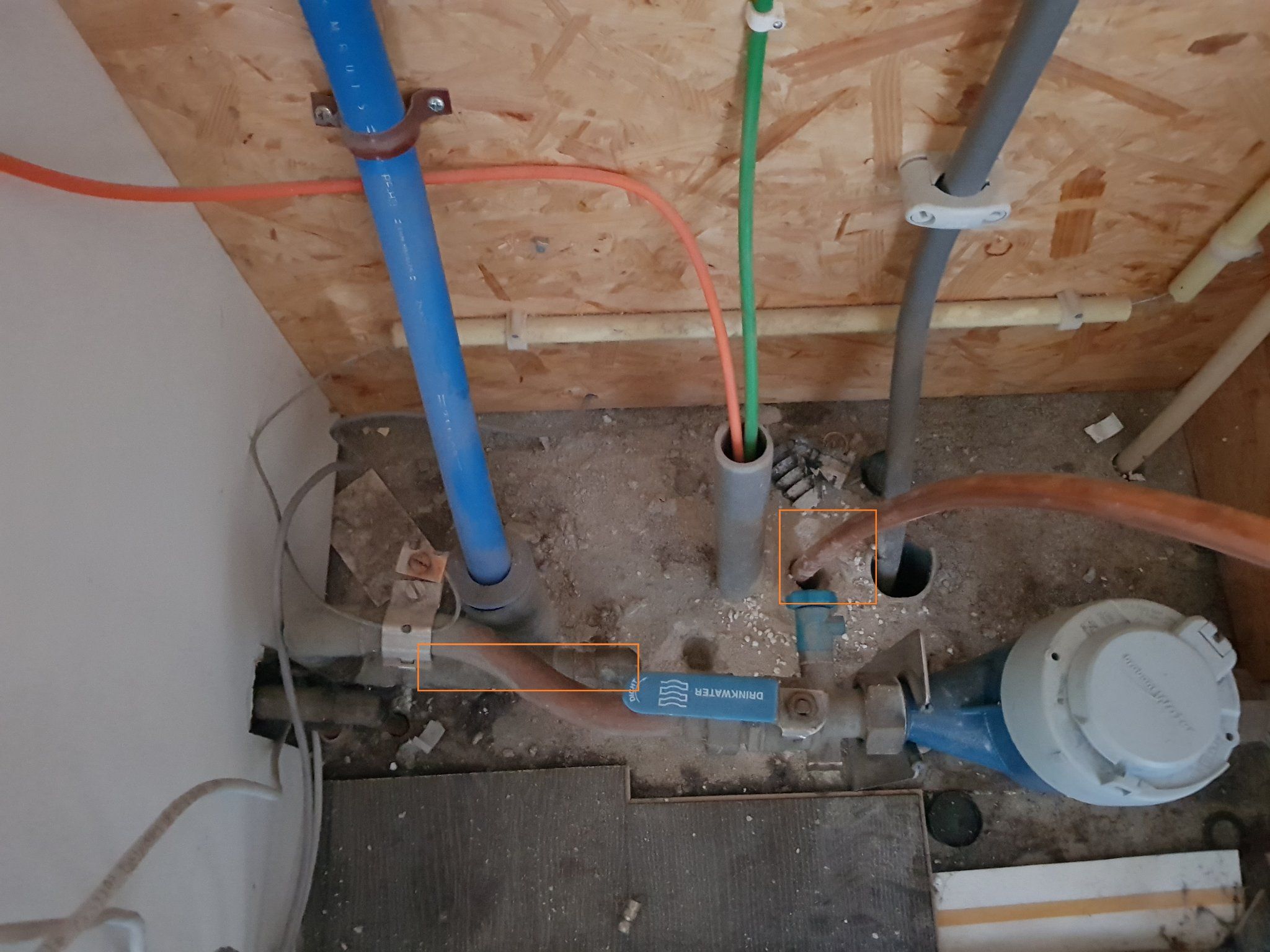 Nieuwe waterleiding aansluiten op bestaande leidingen in meterkast ...