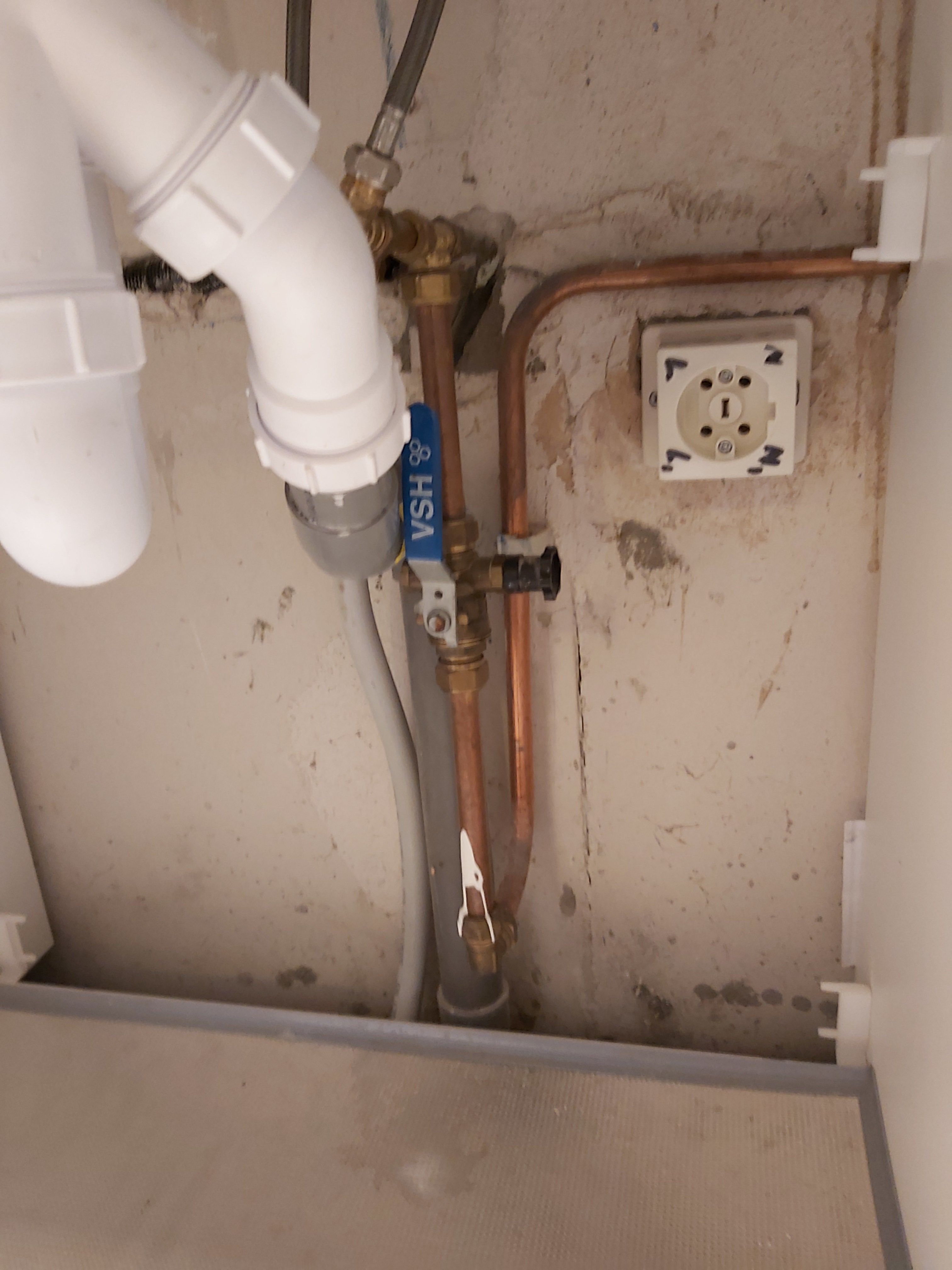 Keuken gereed maken voor plaatsing: Leidingwerk verleggen - Werkspot