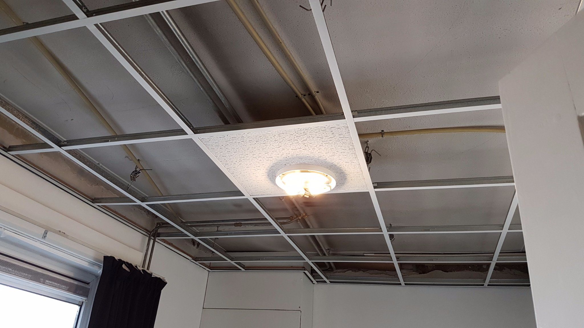 Dradetrekken/verlengen en lampen ophangen en aansluiten systeemplafond ...