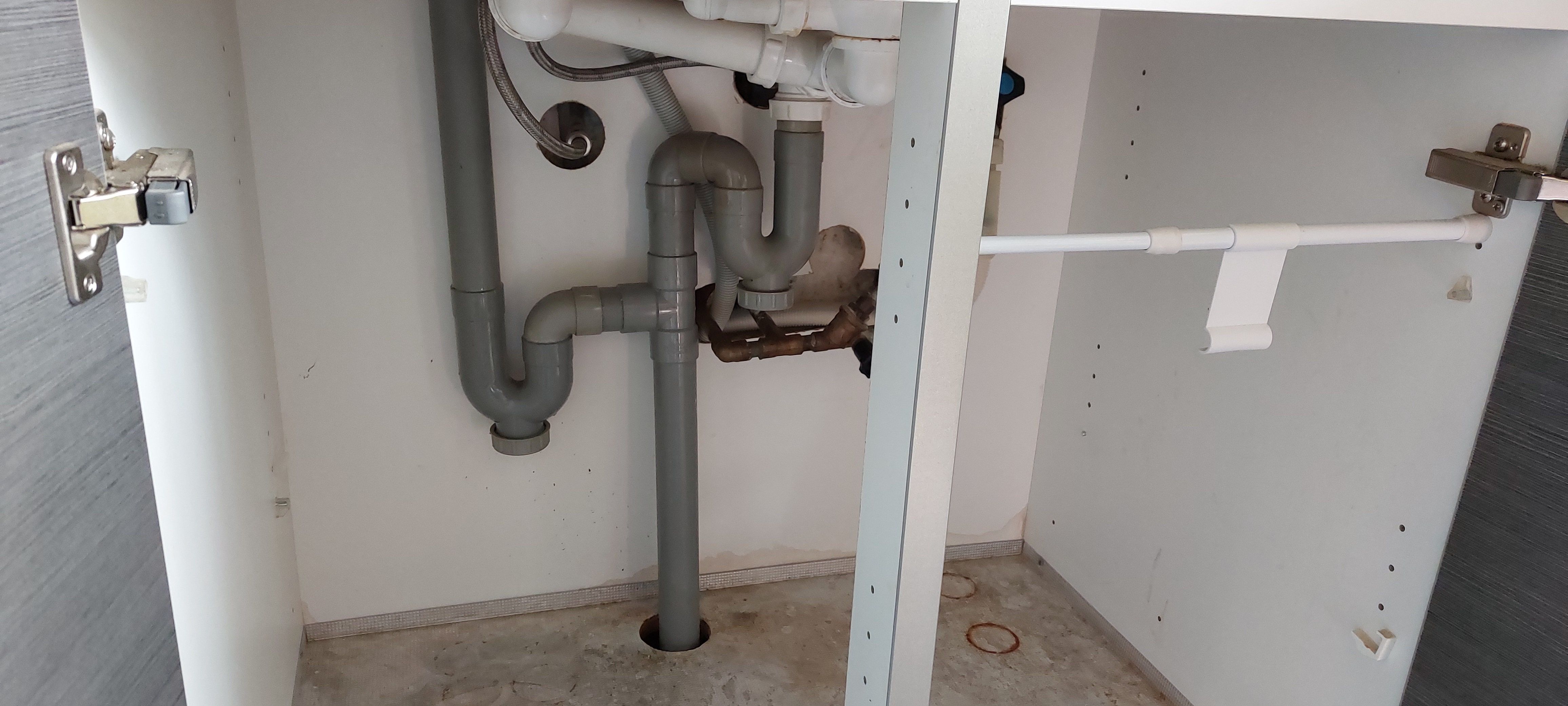 Lekkage: Lekkage pvc afvoer gootsteen. Zou eigenlijk vernieuwd moet ...