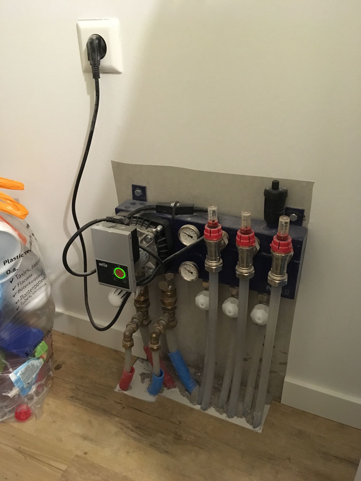 Ombouw kast verdeler vloerverwarming in trapkast. 60*60* 25 - Werkspot