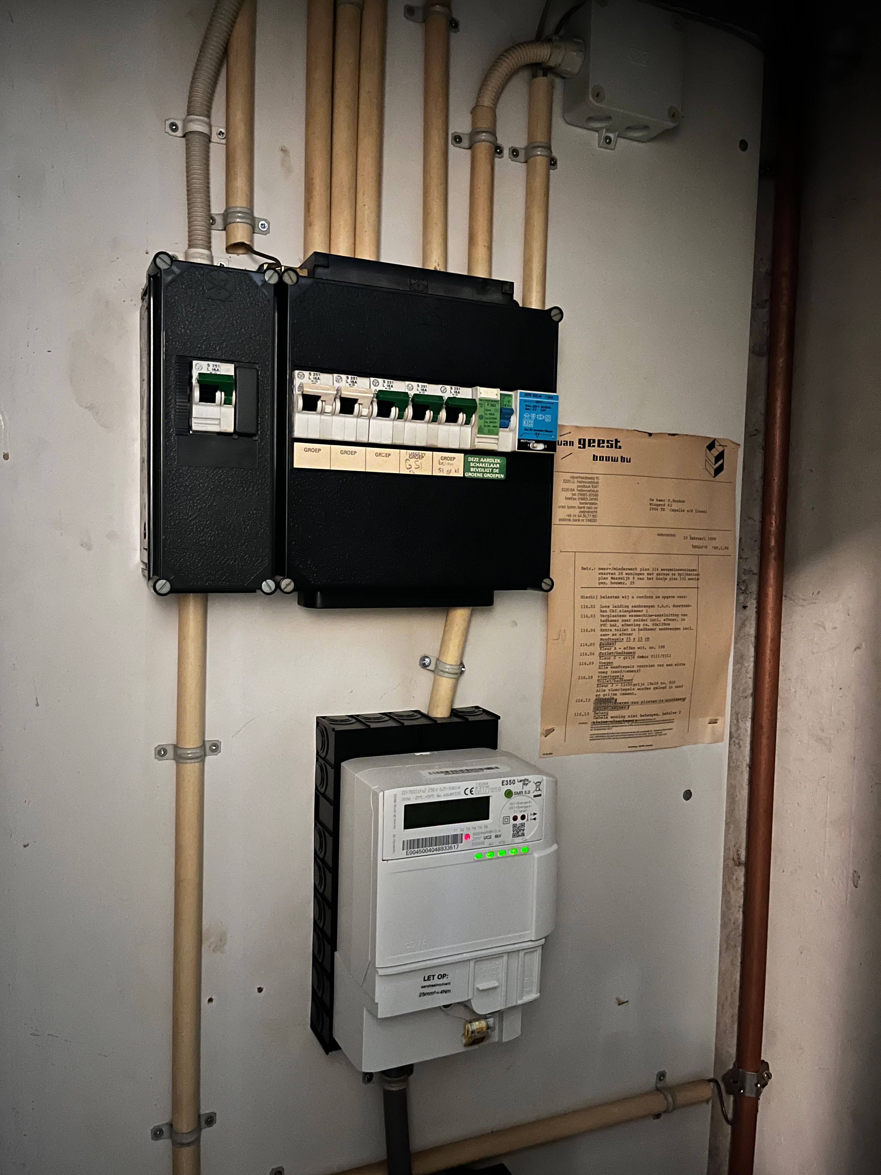 Groepenkast installeren of vervangen: Stop contact in de meterkast ...