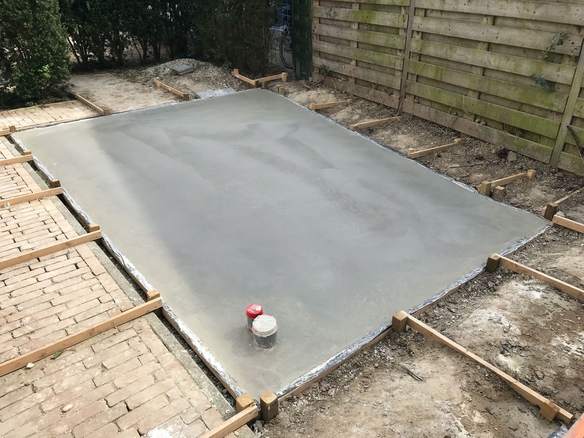 Betonvloer of cementdekvloer aanbrengen: 12 m2; Buiten - Werkspot Betonvloer of cementdekvloer aanbrengen: 12 m2; Buiten - Werkspot