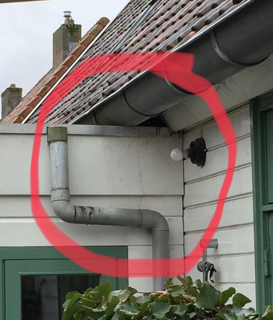 Extra afvoer maken op zinken dakgoot en aansluiten op regenpijp - Werkspot