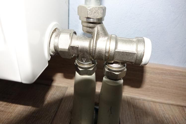 Installatie radiatoren, onderblokken + herplaatsing flexibele cv-le ...