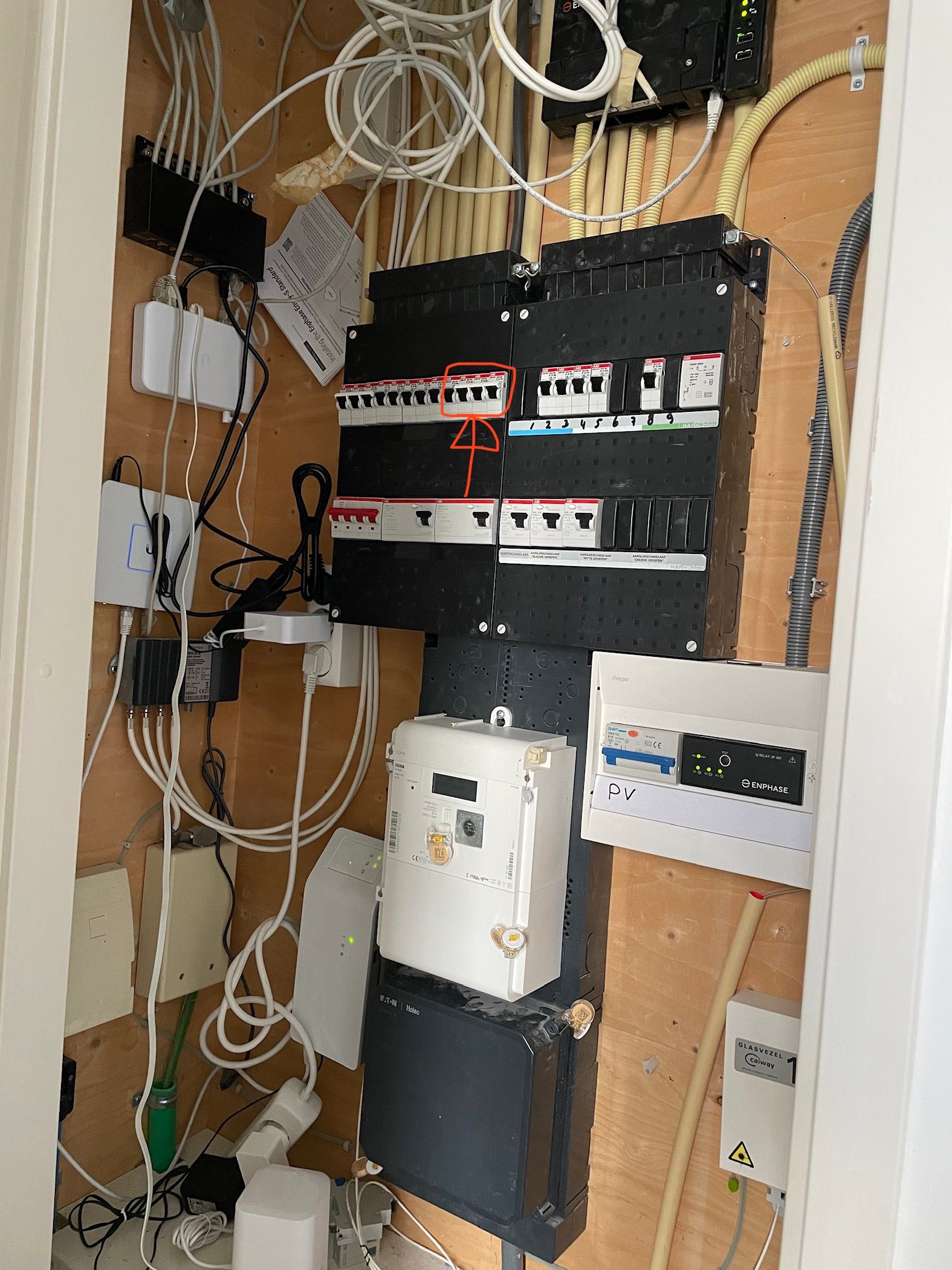 Groepenkast installeren of vervangen: Kwh meter plaatsen voor laadpaal - Werkspot