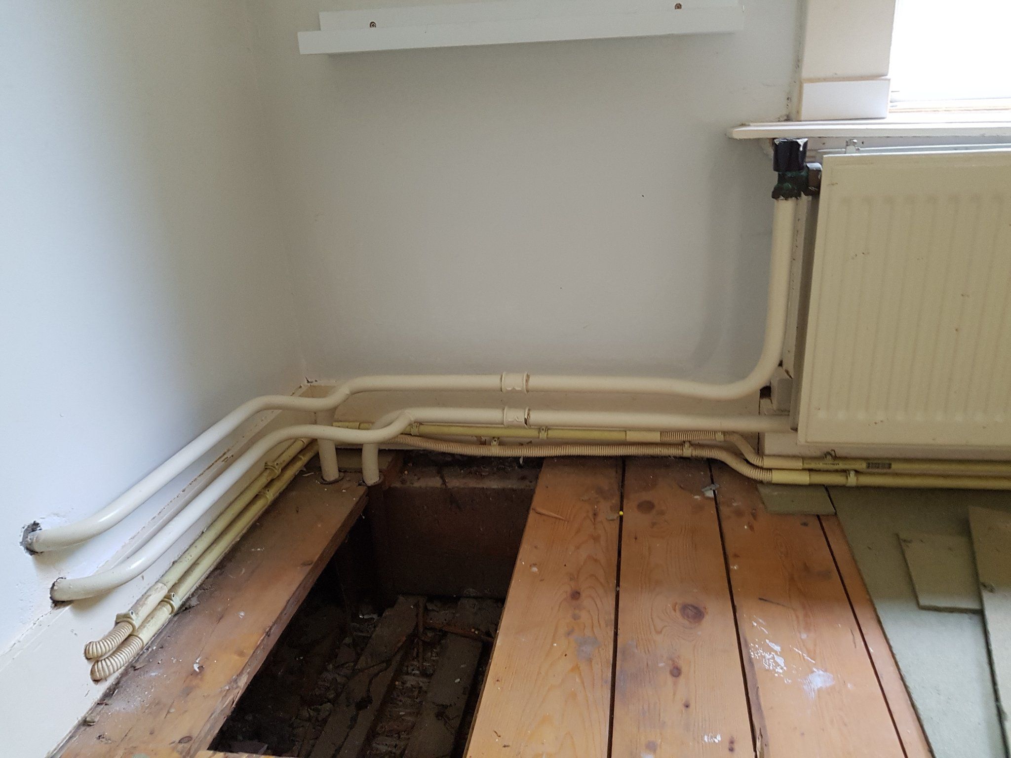 Radiator vervangen en leidingen in vloer wegwerken - Werkspot