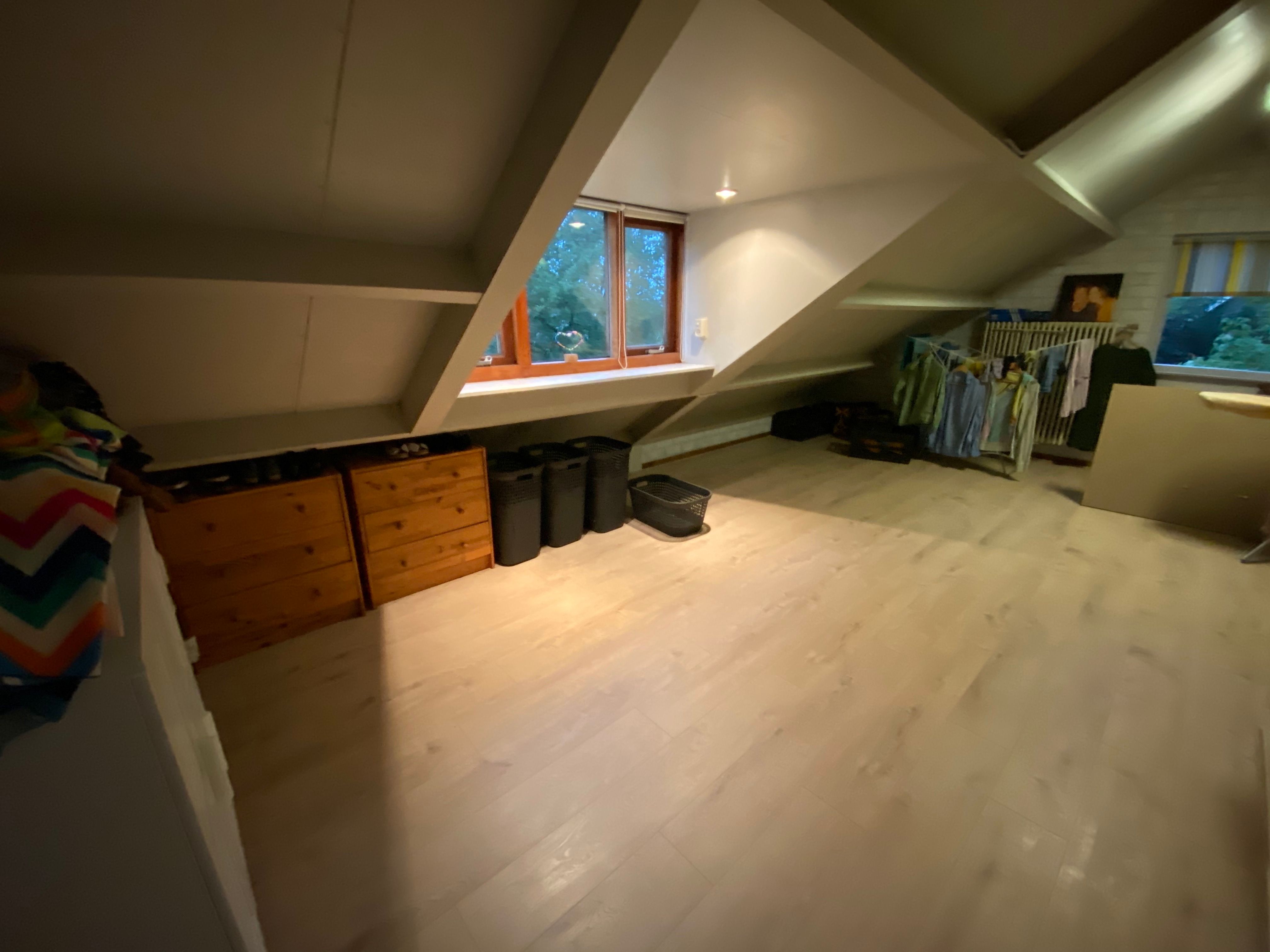 Zolder renoveren: Knieschot / opbergruimte onder schuin dak maken ...