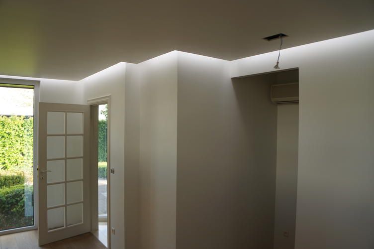 Verlaagd plafond met (indirecte) verlichting. - Werkspot