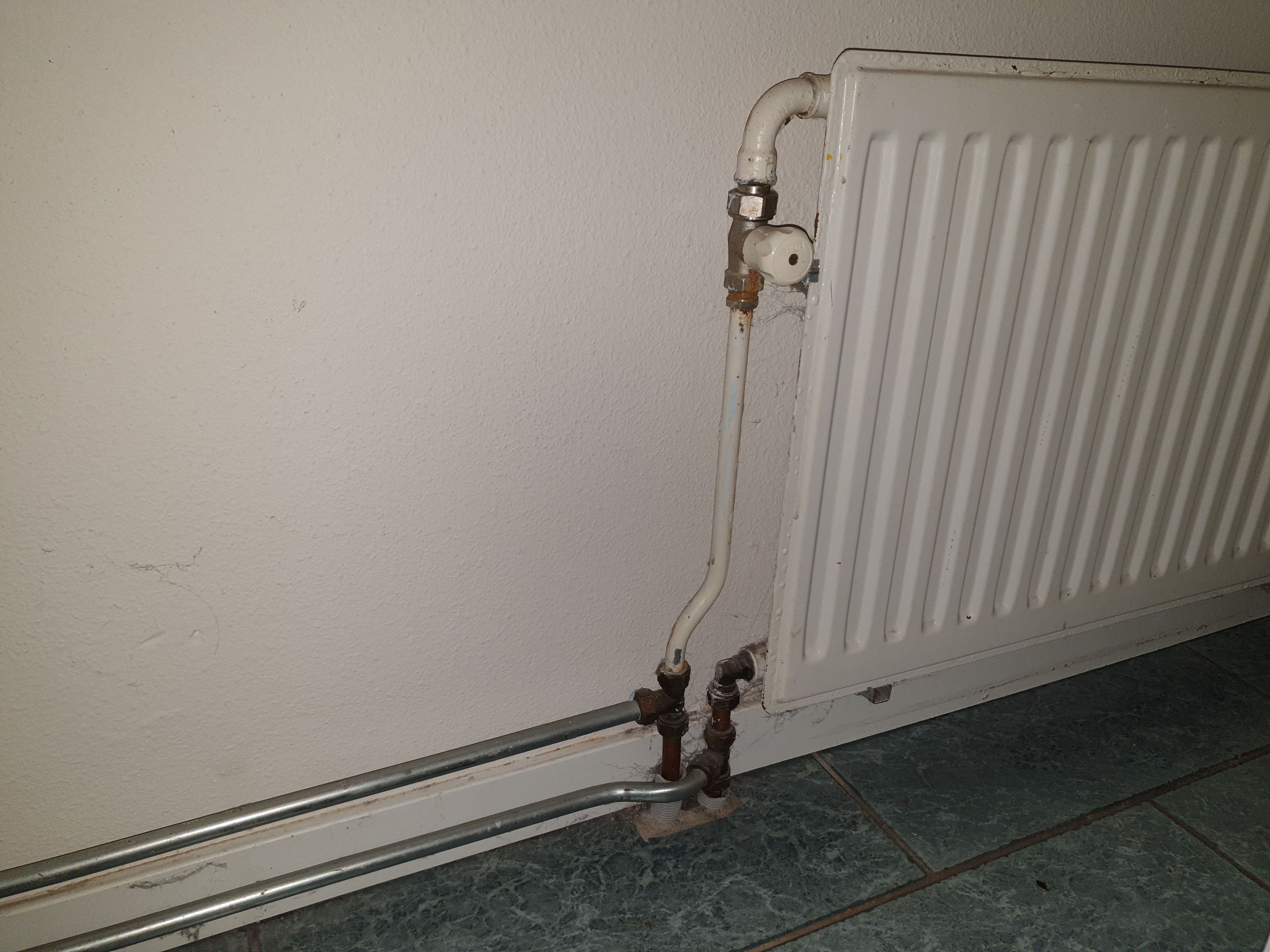 Radiatioren plaatsen of vervangen: 5 radiatoren; Leidingen in de mu ...