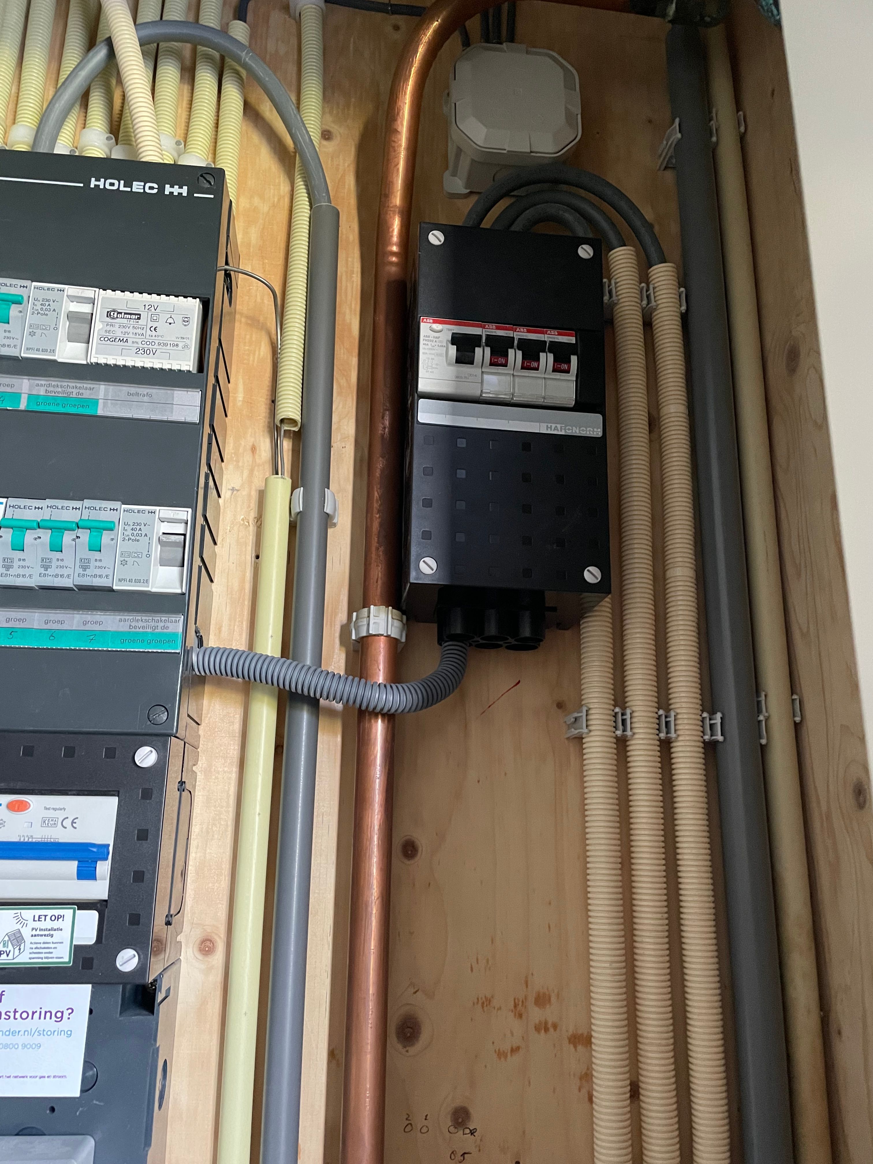 Elektrische laadpaal: Bedrading laadpaal bevestigen aan meterkast e ...