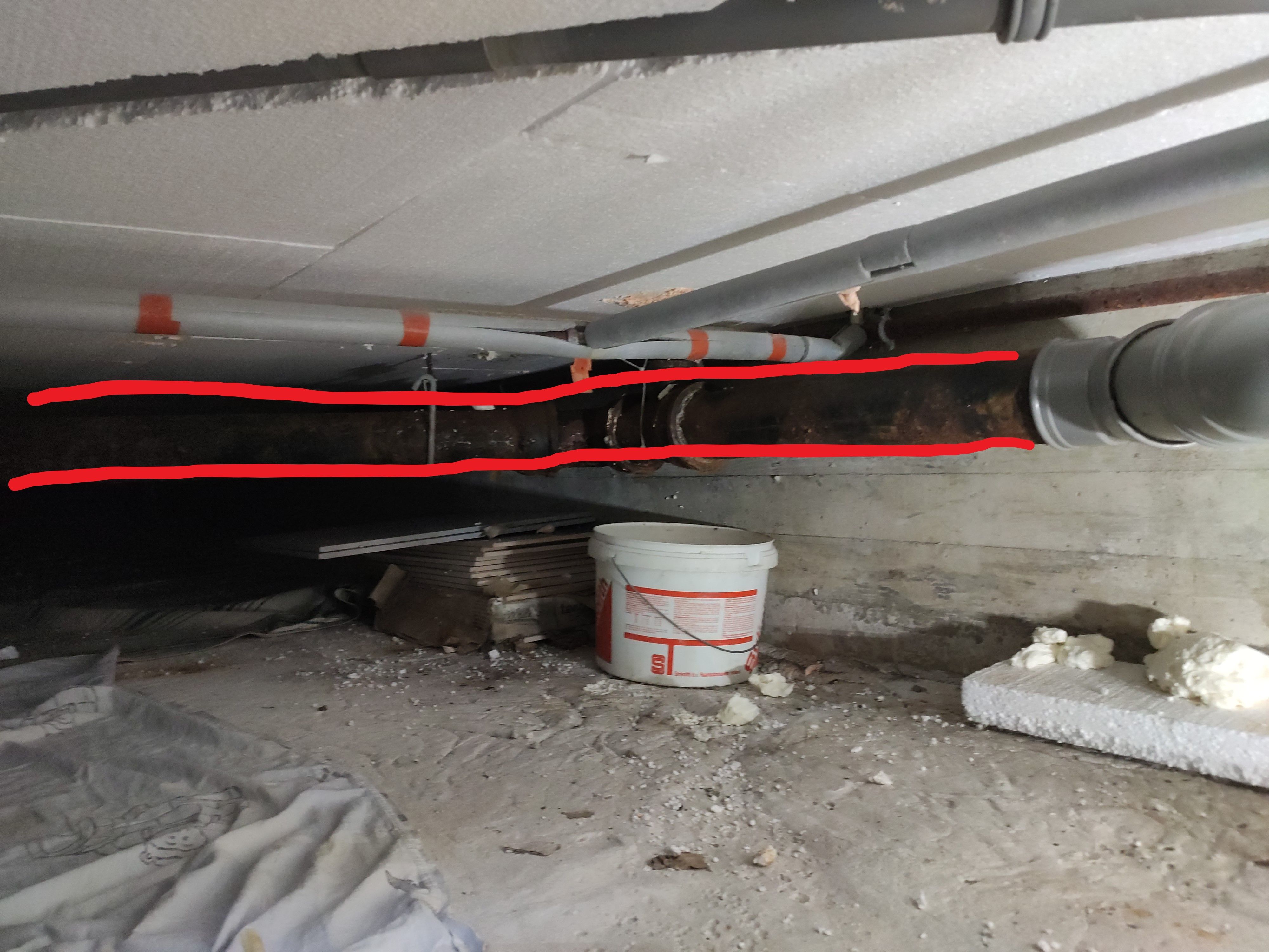 Waterleiding en riolering: riool vervangen; Stuk gietijzeren riool ...