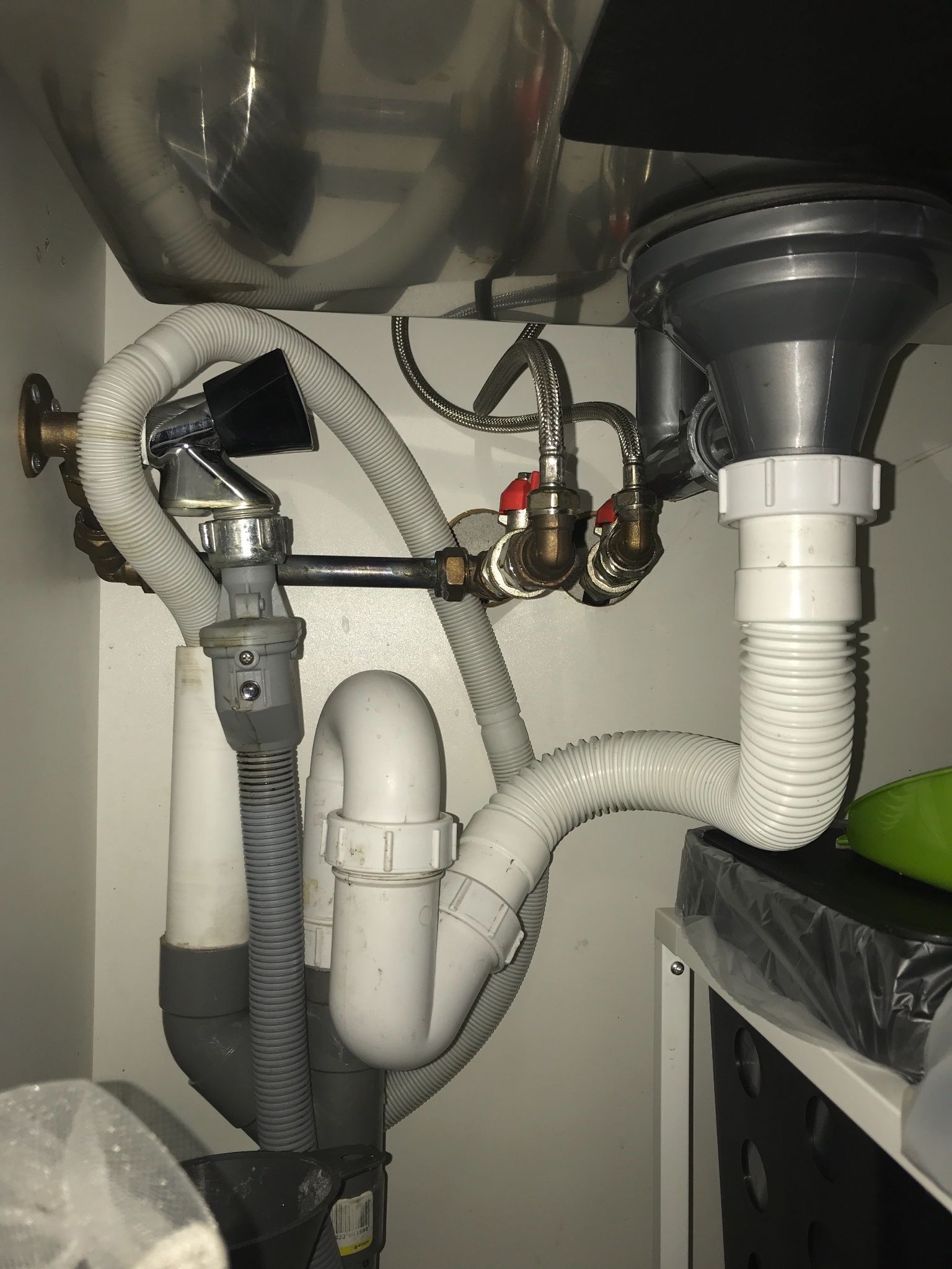 Water en afvoer aansluiten gootsteenkastje keuken - Werkspot
