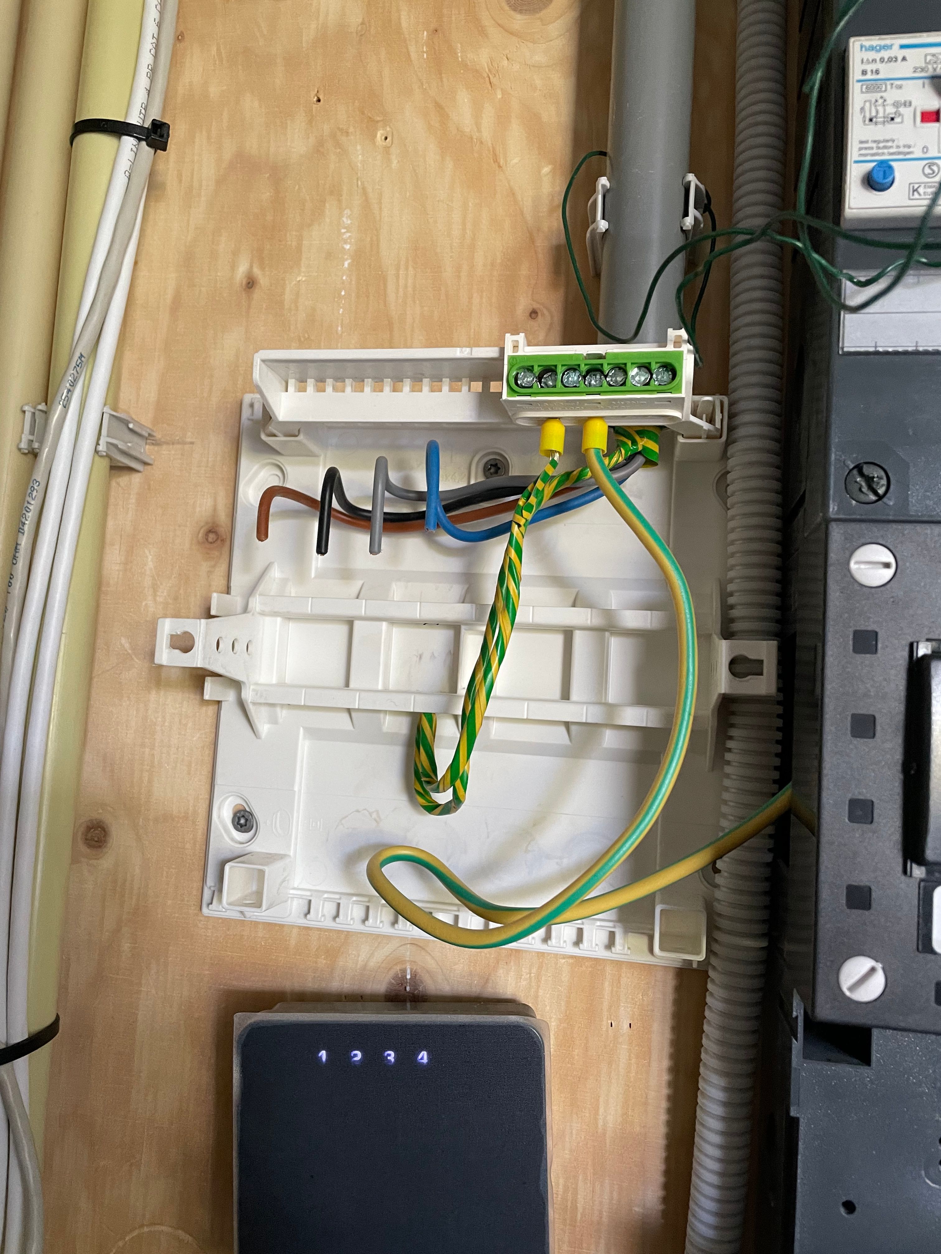 Elektrische laadpaal: Bedrading laadpaal bevestigen aan meterkast e ...