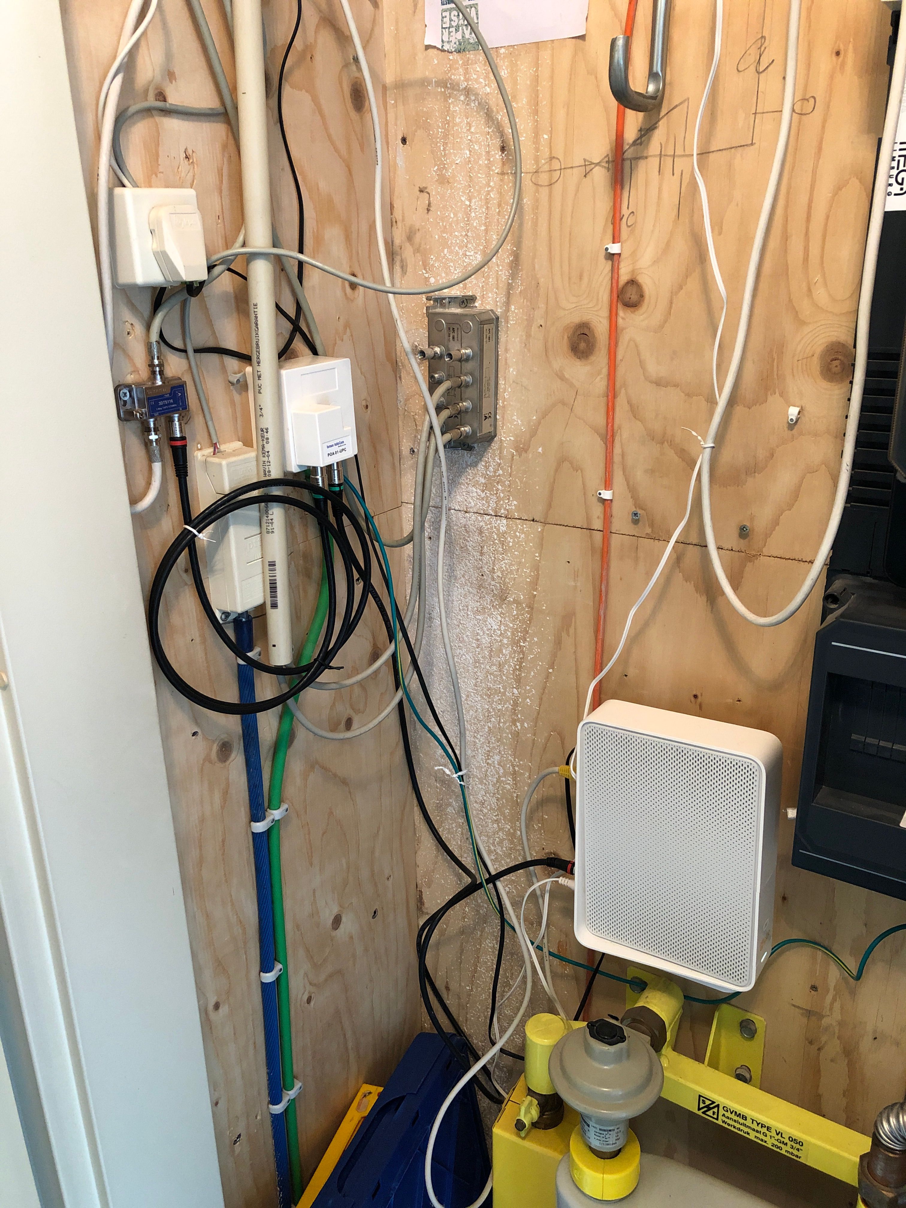 Groepenkast installeren of vervangen: Coax kabel aansluiten / contr ...