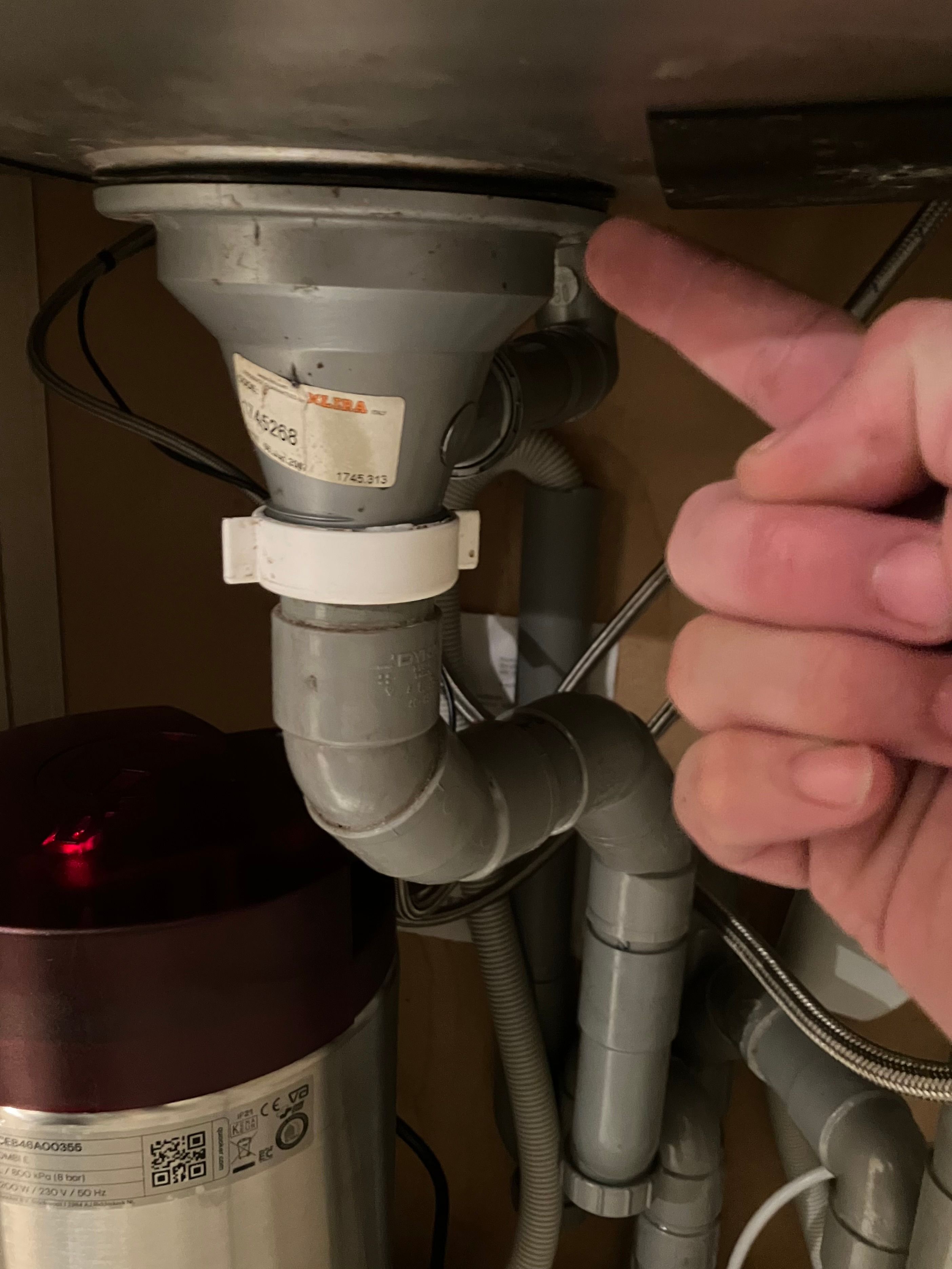 Lekkage: Afvoer van spoelbak lekt. Oorzaak is de PVC leiding, die z ...